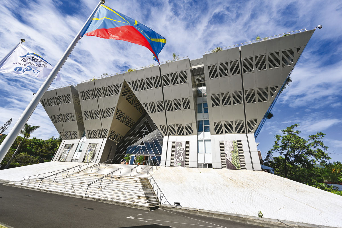 制度演变 : 该地区的地位 - 会议主持人